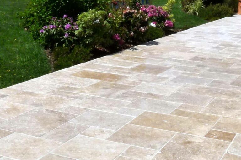 Pourquoi opter pour la pierre naturelle pour le dallage extérieur